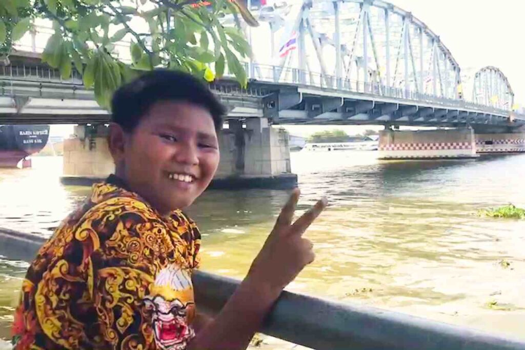 Thailand: a 12-year-old hero saves a teenager from the Chao Phraya River