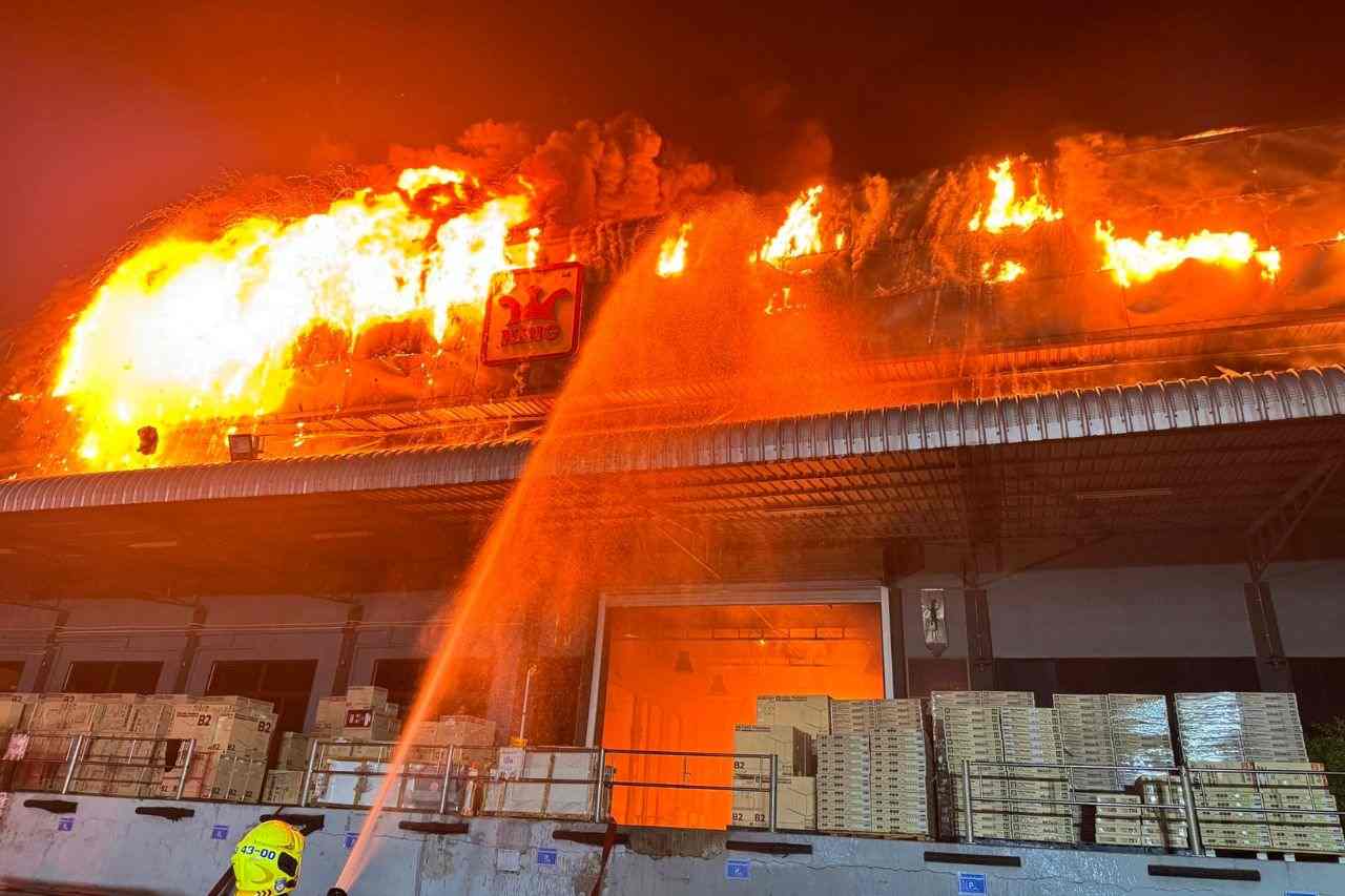 Thailand: a terrible fire ravages a furniture factory in Bangkok
